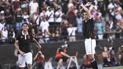 Volante do Vasco marca gol decisivo e surpreende torcida em clássico