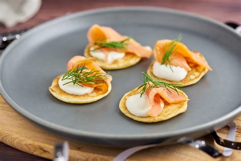 Blinis med laks og peberrod Opskrift på forret til nytår