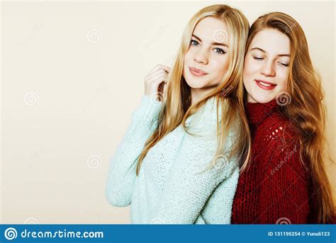 Dos Novias Jovenes Que Se Divierten Lifestyle Amigos Adolescentes