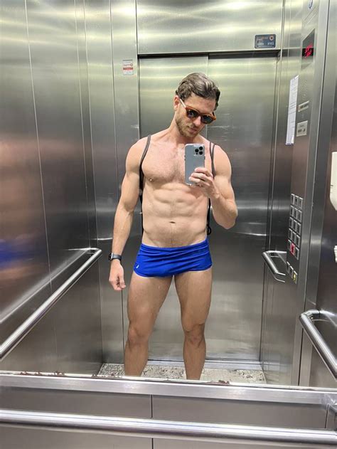 Foto Do Ex BBB Lucas Bissoli A Rola Marcando Na Sunga Todos