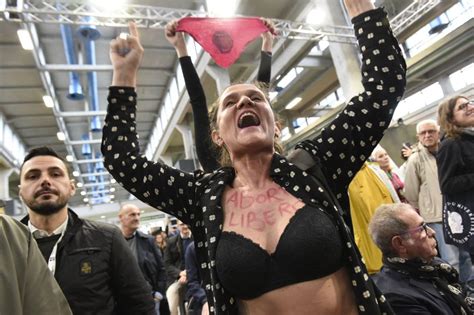 Contestata La Ministra Roccella Al Salone Del Libro Attivisti Bendati