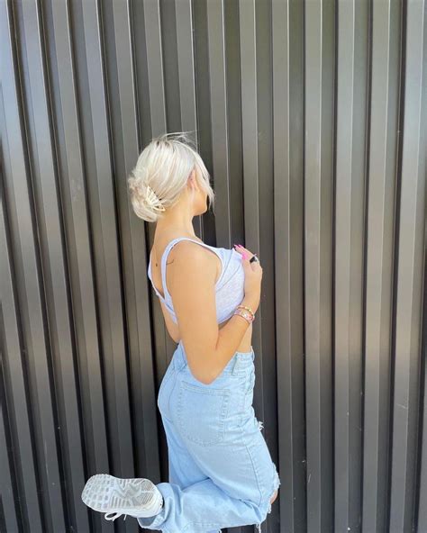 Blonde Babe With Large Natural Breasts 2busty2hide
