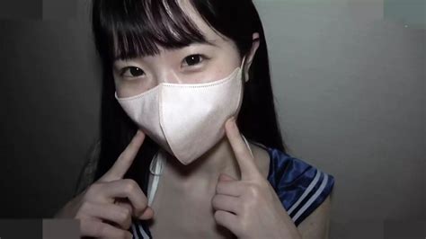 Người đẹp Nhật Bản tóc đen gọn gàng Cô ấy là một cosplay đồng phục và