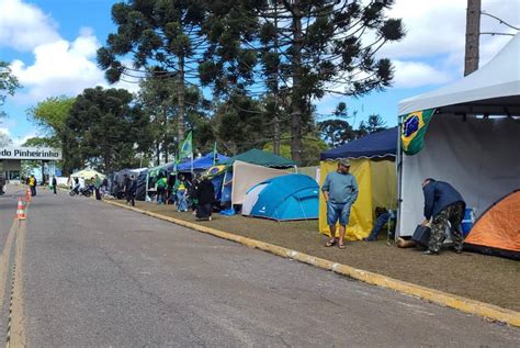 Mais Um Dia Manifesta Es Em Frente Aos Quart Is