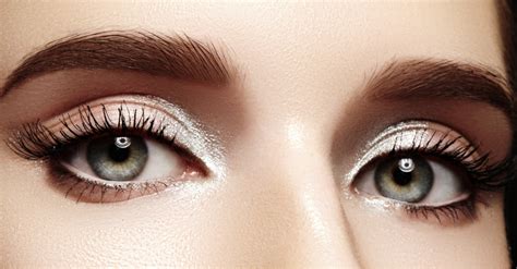 Haz que tus ojos se vean más claros con maquillaje 5 trucos para