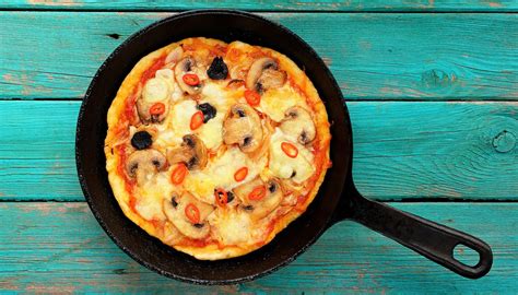 Pizza de frigideira massa de pastel é receita prática para um