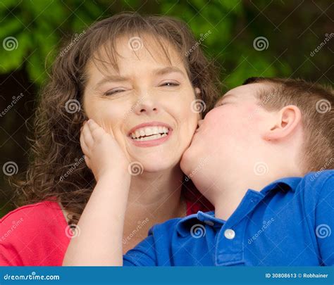 M Re Heureuse Souriant Au Baiser Du Fils
