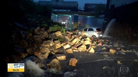 V Deo Chuva Alaga Ruas E Derruba Muro Sobre Carro Em S O Carlos Bom
