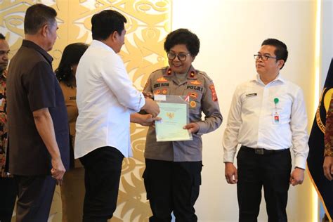 Menteri ATR BPN Menyerahkan 12 Sertifikat Tanah Aset BMN Dan BMD