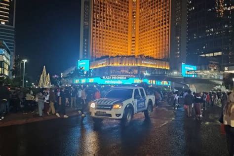 Jelang Perayaan Malam Tahun Baru Warga Mulai Padati Kawasan Bundaran
