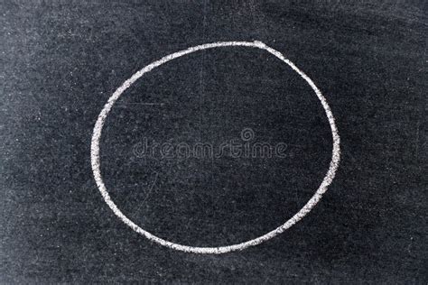 Desenho De Giz Branco Na Forma Do C rculo Na Placa Preta Ilustração