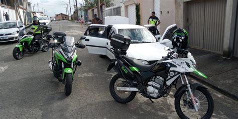 Homem foge de abordagem e carro documento vencido há 6 anos é