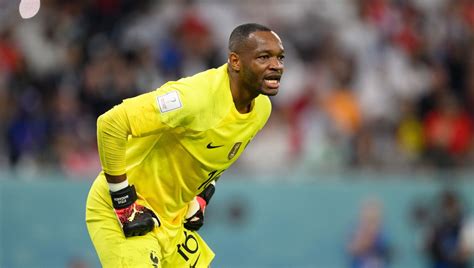 Équipe de France le gardien des Bleus Steve Mandanda annonce sa