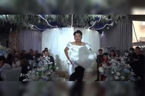 婚礼上歌曲响起男生却假扮新娘站在新郎身后最后发现后引得众人大笑 新郎 新娘 身后