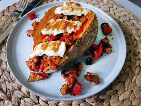 Pittig Gevulde Zoete Aardappel Met Gegrilde Aubergine Paprika En
