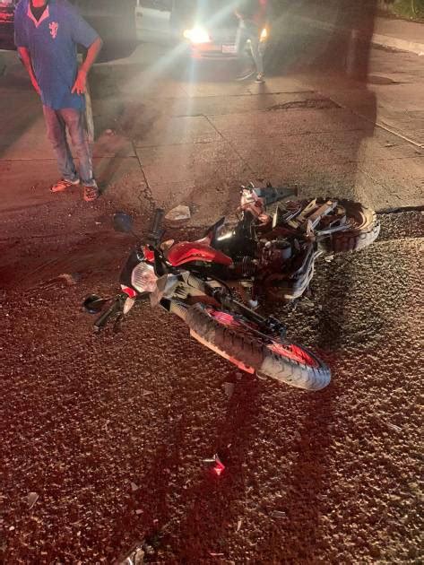 Resultan lesionados dos jóvenes en motocicleta al chocar contra un auto