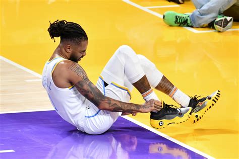 I Lakers Travolgono Gli Warriors Ma Infortunio Per D Angelo Russell