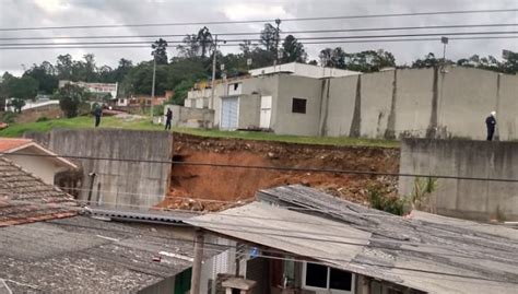 Muro de contenção desaba e atinge residências Portal Litoral Sul