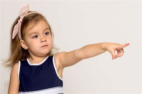 A mi hijo le encanta mandar qué debo hacer Cuando un niño