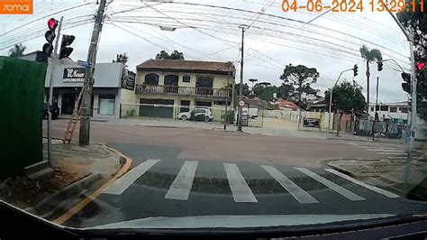 Câmera registra momento em que motociclista avança sinal vermelho bate
