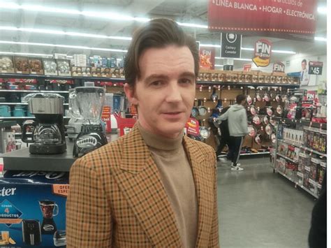 Chile famoso Drake Bell es captado en supermercado de México El