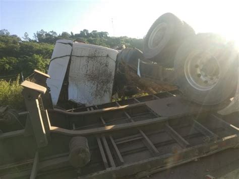 A Gazeta Carreta tomba e pedra de granito cai às margens da ES 080