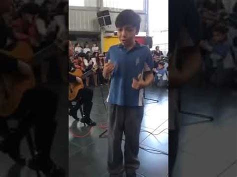 Un niño utilizó el lenguaje de señas para cantarle a su mamá Punto