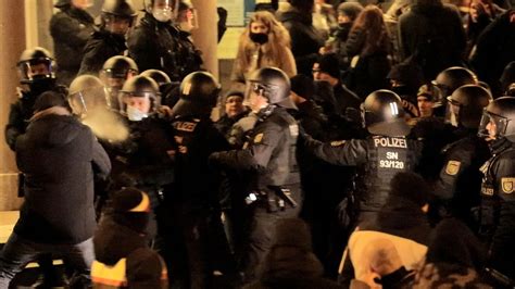 Corona Proteste Tausende Demonstrieren Gegen Virus Regeln Krawalle