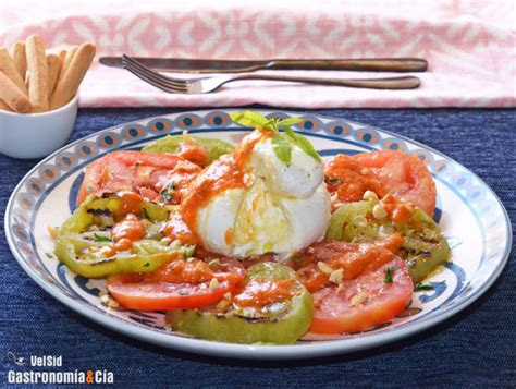 Burrata Con Tomate Verde A La Parrilla Y Salsa Romesco Una Ensalada