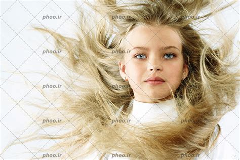 عکس دختر با چشم های آبی و موهای طلایی معلق در هوا عکس با کیفیت و تصاویر استوک حرفه ای