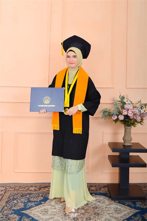Foto Wisuda Intan Nurzara Mentari Photo Studio