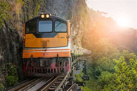 El tren en el puente sobre el río kwai Foto Premium
