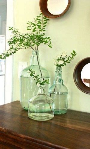 Bouteilles en verre transparentes idées faciles de déco de fleurs