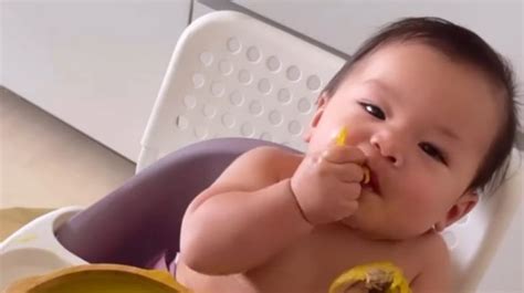 Bikin Gemas Ini Botret Baby Izz Mukbang Anak Nikita Willy Yang