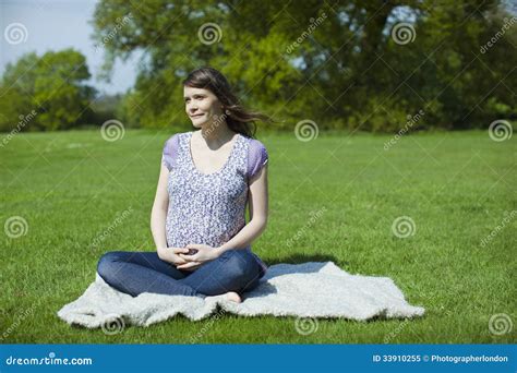 Femme Enceinte S Asseyant Sur L Herbe Image Stock Image Du Aptitude