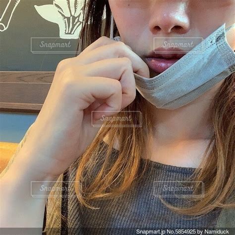 マスクをつけてポーズをとる女性の写真画像素材 5854925 Snapmartスナップマート