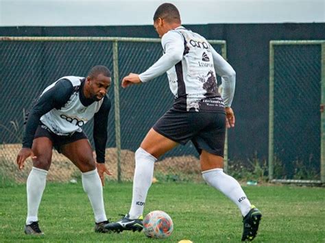 Artilheiro Léo Itaperuna celebra boa fase e pensa no duelo o