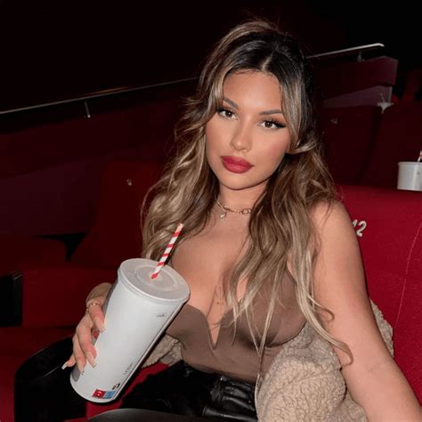 Magic Mia Onlyfans Star How Old Is She Biography Twitter Celebrity