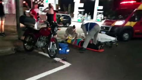 Colisão de moto contra carro estacionado deixa mulher ferida na Avenida