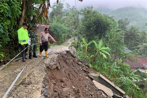 Jalan Alternatif Penghubung 2 Kecamatan Di Kebumen Longsor 11 Warga