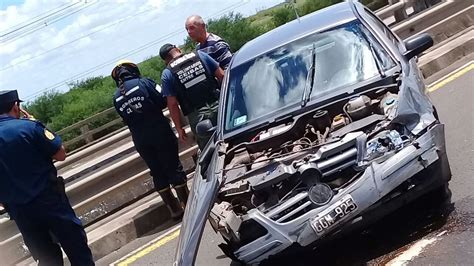 Perdió el control del auto y chocó contra la cabecera de un puente