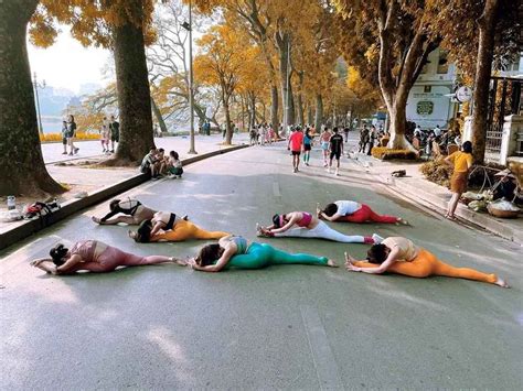 Nhóm phụ nữ ngồi giữa đường tập yoga gây tranh cãi