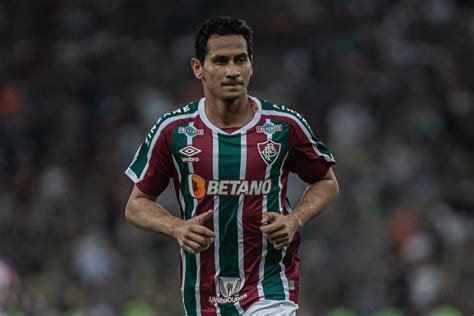 Empresário de Ganso vai ao CT e Fluminense inicia conversas para