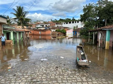 Ubatã Nível de rios baixa mas ainda há ruas e casas alagadas UBATÃ