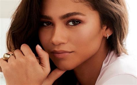 Zendaya irrésistible la compagne de Spider man s affiche dans une
