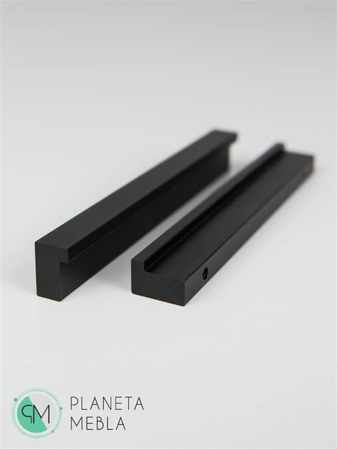 Uchwyt listwowy 126 mm czarny głęboki mat Planeta mebla