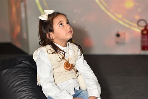 Ticiane Pinheiro curte exposição de arte ao lado da filha Manuella