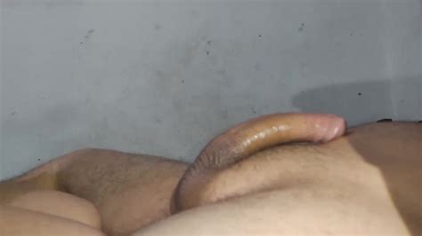 È Così Che Fa Una Sega A Due Mani Con Olio Massaggio Erotico Sul Suo Grosso Cazzo Con Un Lieto