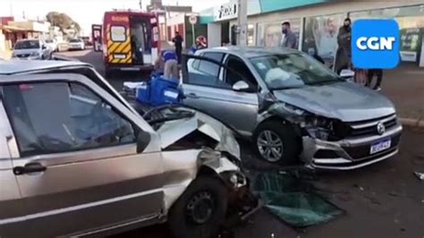 Carros Se Envolvem Em Grave Forte Colis O No Jardim Clarito Tr S