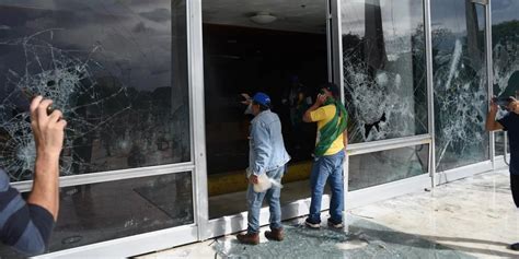 Alvo de atos de vandalismo mulher se entrega à PF
